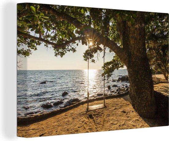Canvas Schilderij Een tropische boom met schommel bij het strand van Ko Chang - 30x20... | bol.com