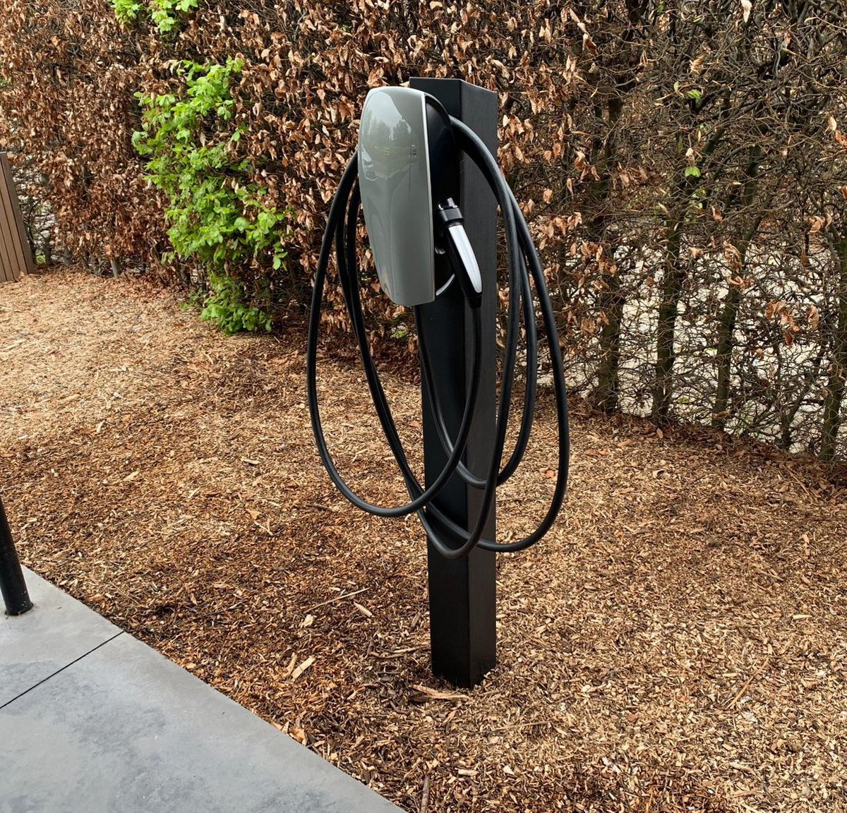 Laadpaal met geïntegreerd buitenstopcontact & betonsokkel - voor Tesla ...