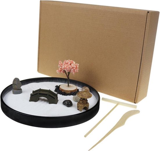 Ronde Zentuin met zand, steentjes, kersenbloesem boom, harkjes, pagoda ...