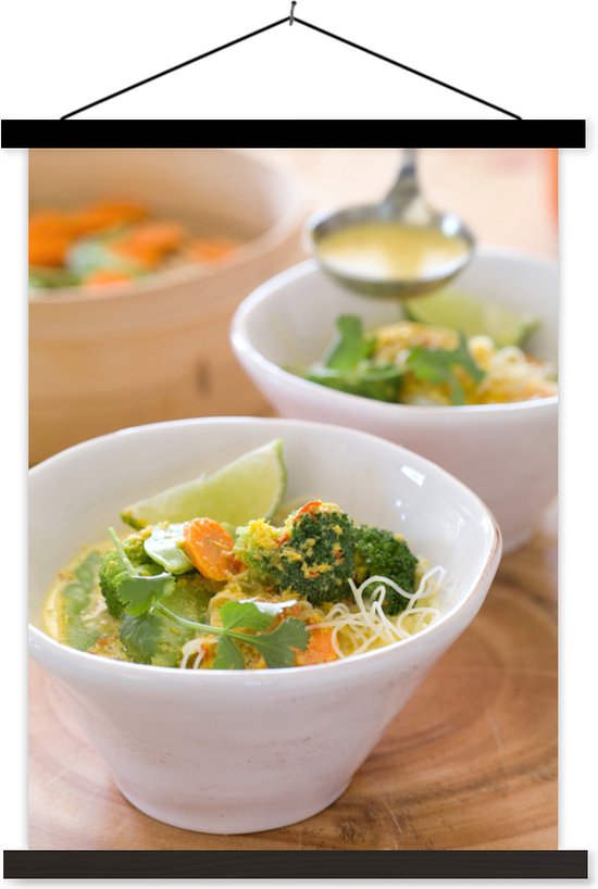 Soupe aux légumes dans des petits bols en céramique assiette scolaire ...