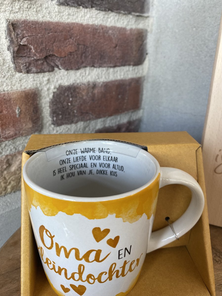 Cadeaupakket oma - serveerplankje 35 cm met de tekst de liefste oma - mok met de tekst... | bol.com