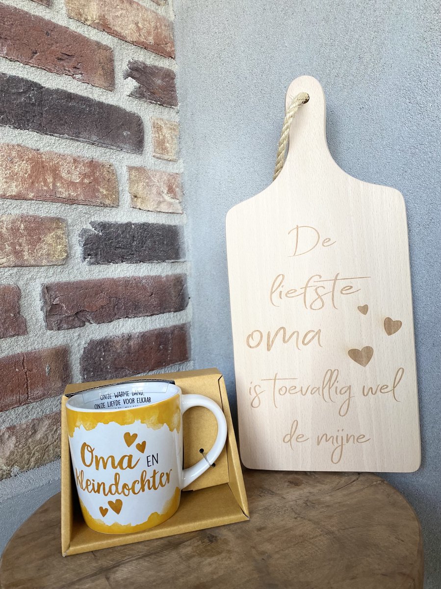 Cadeaupakket oma - serveerplankje 35 cm met de tekst de liefste oma - mok met de tekst... | bol.com