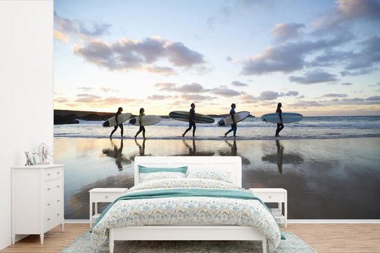 Behang - Fotobehang Surfers langs het strand - Breedte 390 cm x hoogte ...