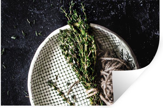 Verse tijm plantjes aan elkaar gebonden in een witte bakje Aluminium ...