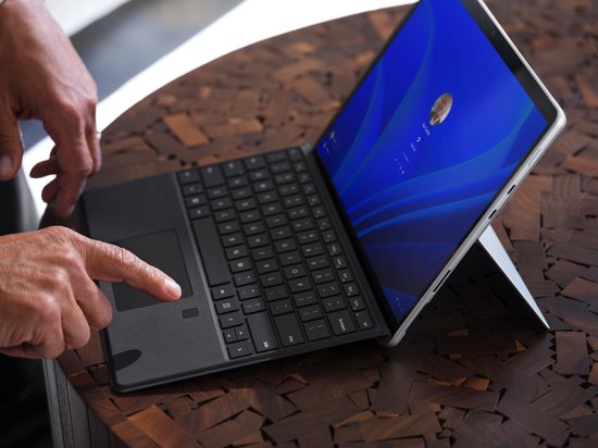 Microsoft Surface Pro Signature Keyboard with Fingerprint Reader Zwart ...