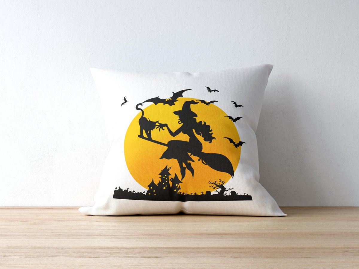 Sierkussen - Halloween Kussen: Heks Met Kat Op Bezemsteel | Decoratie ...