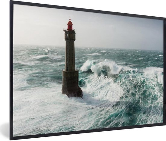 Fotolijst incl. Poster - Een golf achter de Vuurtoren van la Jument in Frankrijk -... | bol