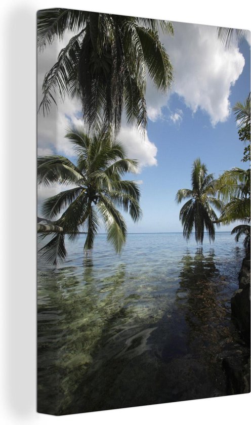 Canvas Schilderij Palmbomen op een strand in Moorea in Oceanië - 20x30 cm - Wanddecoratie | bol