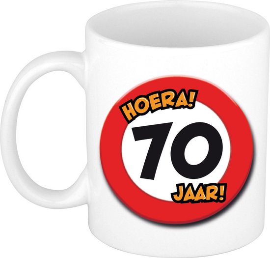 Bellatio Decorations Hoera 70 jaar mok verkeersbord - keramiek 300 ml | bol.com