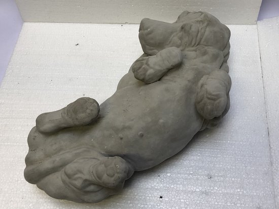 Tuinbeeld Hond Liggend op de rug (Grijs) decoratie voor binnen / buiten ...