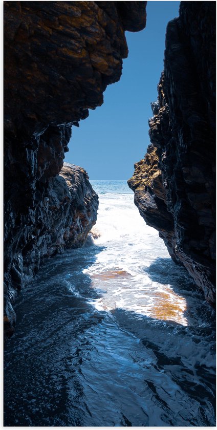 WallClassics - Poster (Mat) - Water stromend tussen Twee Rotsen ...