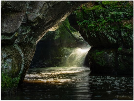 WallClassics - Poster (Mat) - Sprookjesachtige Grot met Rivier - 100x75 ...