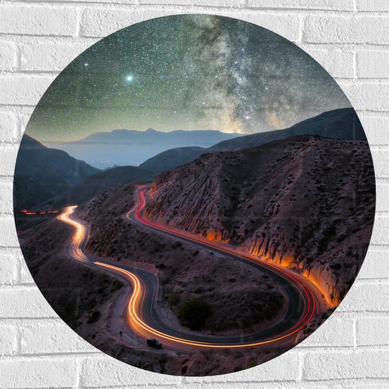WallClassics - Muursticker Cirkel - Verlichte Kronkelweg over Berg ... WallClassics - Muursticker Cirkel - Verlichte Kronkelweg over Berg ...