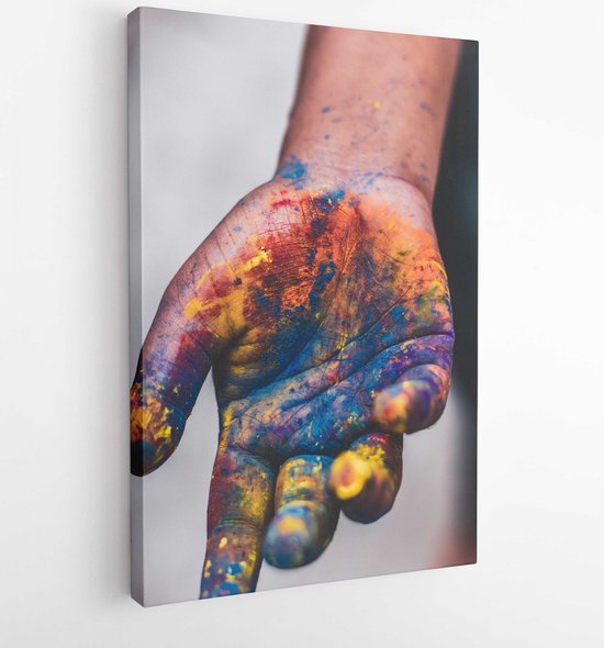 Foto van iemands hand met verfkleuren - Modern Art Canvas - Verticaal ...
