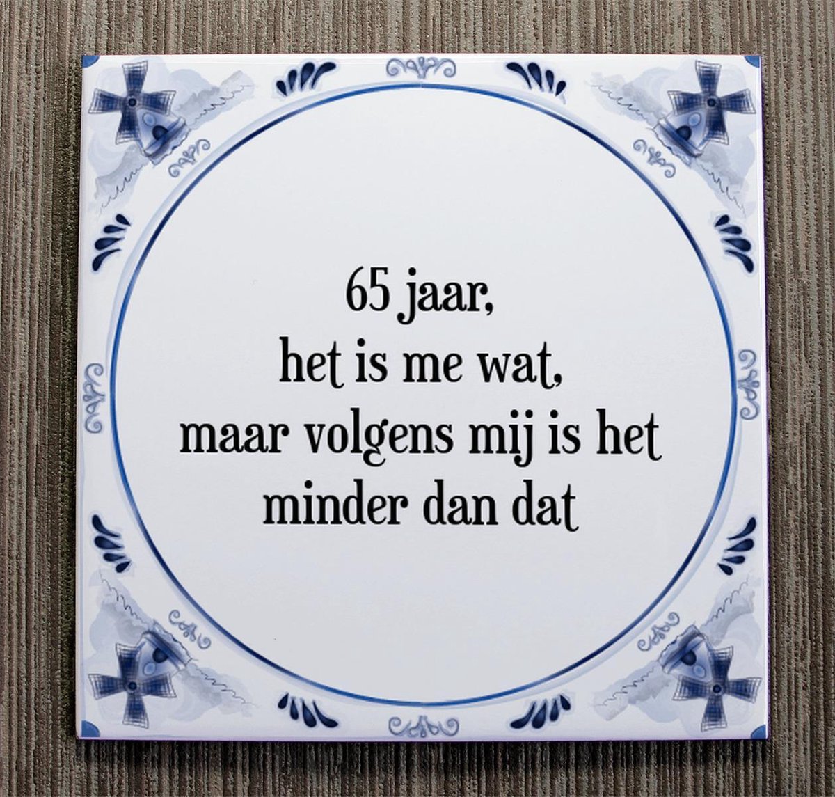 Tegeltje met Spreuk (Tegeltjeswijsheid): 65 jaar, het is me wat, maar ...
