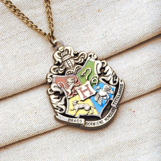 Hogwarts - badge - Harry potter ketting - harry potter kleding ...