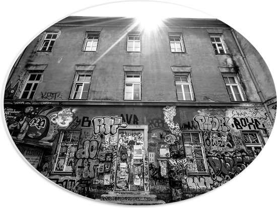 PVC Schuimplaat Ovaal - Graffiti op Muren in het Zwart Wit - 40x30 cm ...
