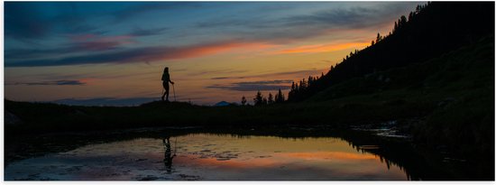 Poster (Mat) - Silhouet van Wandelenaar langs Meer in Berggebied ...