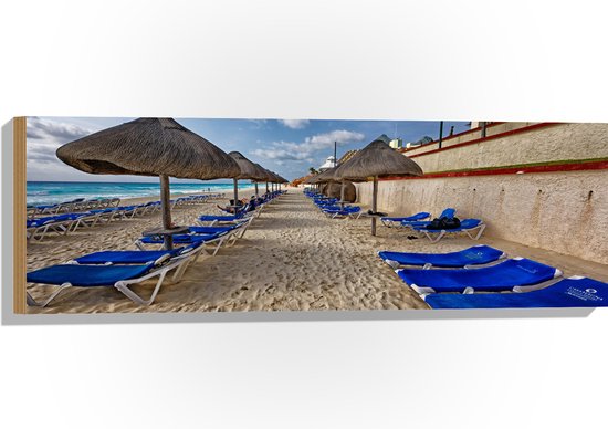 WallClassics - Hout - Blauwe Ligbedden op Strand met Rieten Parasols ...