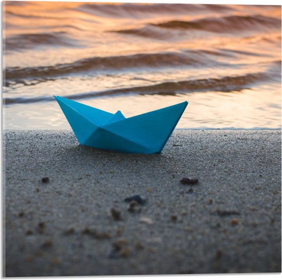 Acrylglas - Blauwe Papieren Origami Bootje Aangespoeld op het Strand ...