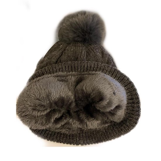 Warme Trendy Muts met kabel en nepbont pompon donker grijs | bol.com