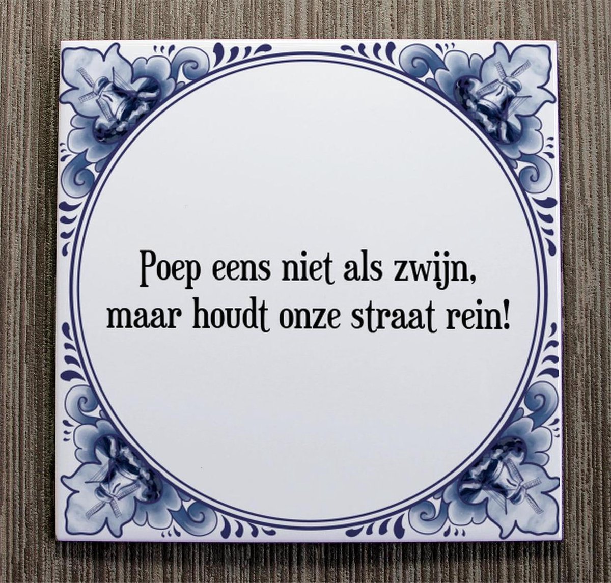 Tegeltje met Spreuk (Tegeltjeswijsheid): Poep eens niet als zwijn, maar ...