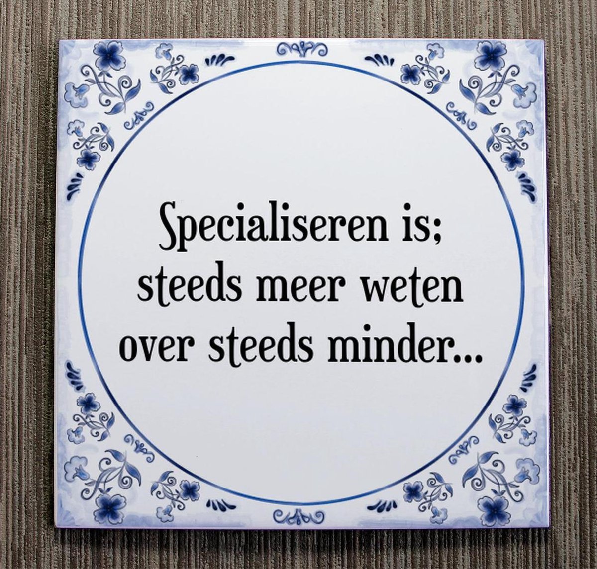Tegeltje met Spreuk (Tegeltjeswijsheid): Specialiseren is; steeds meer weten over... | bol.com