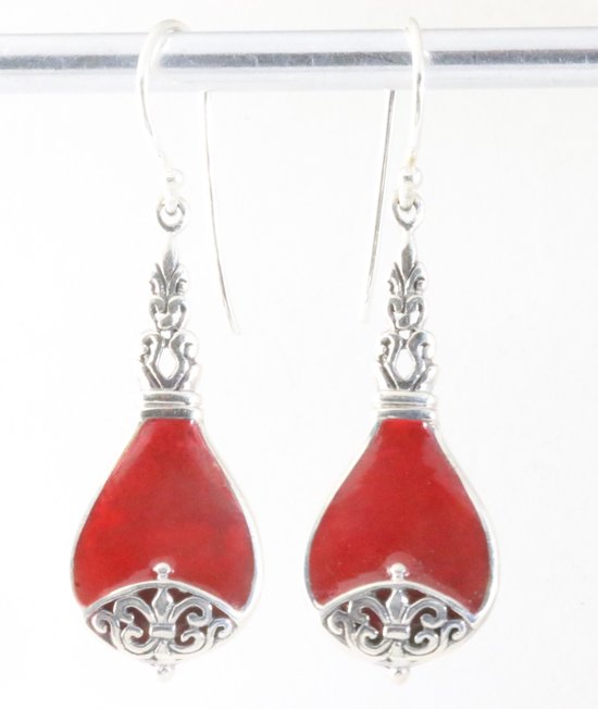 Traditionele bewerkte zilveren oorbellen met rode koraal steen | bol