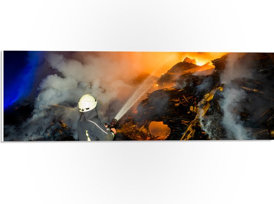 PVC Schuimplaat- Brandweerman in Actie bij Rampplek - 60x20 cm Foto op ...