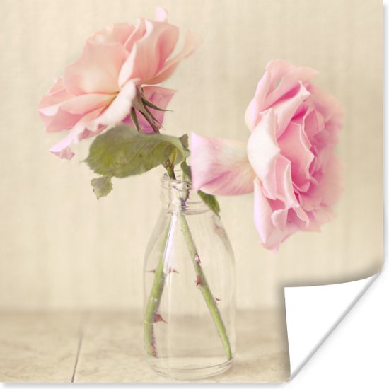 Poster Twee roze rozen als decoratie in een glazen flesje - 75x75 cm ...