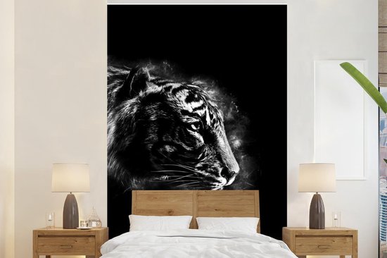 Behang - Fotobehang Magisch beeld met de kop van een tijger op een zwarte achtergrond... | bol.com