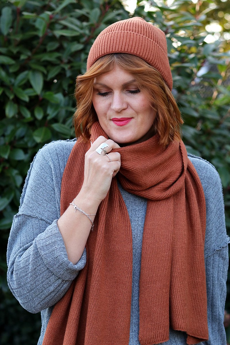 Roestbruine beanie - bruine muts - gebreid - knitwear - fijn breisel ...