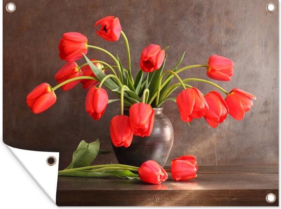 Muurdecoratie buiten Een boeket van rode tulpen tegen een donkere ...