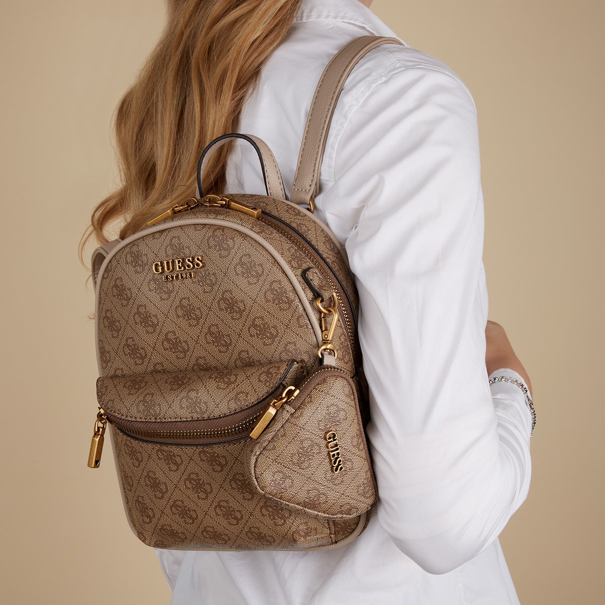 GUESS Izzy Dames Rugzak Kunstleer - Beige | bol.com