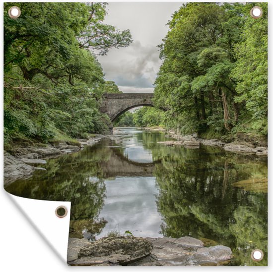 Tuin poster Een stenen boog bij een rivier - 200x200 cm - Tuindoek ...