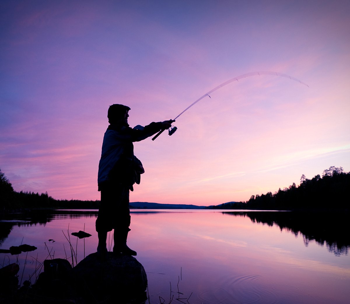 Inductieplaat Beschermer - Silhouet van Man met Hengel op Rots bij ...