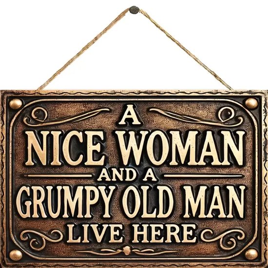 Houten Bordje 'A Nice Woman and a Grumpy Old Man Live Here' - 13x20cm ...
