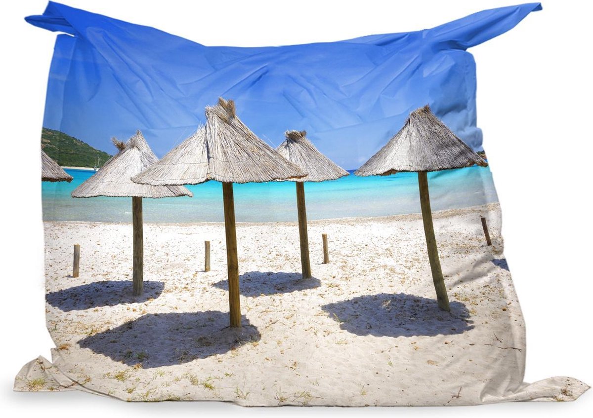 Pouf PillowMonkey - Parasols en osier sur une plage de la destination ...
