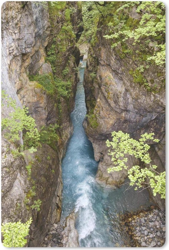 Kolkend water tussen de Albanese rotsen in Theth | bol.com