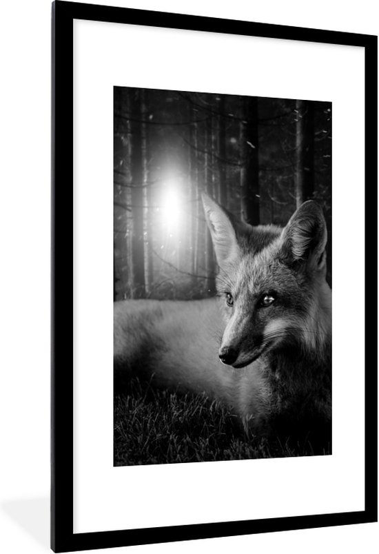 Fotolijst incl. Poster Zwart Wit- Vos tussen de bomen in de jungle - zwart wit -... | bol