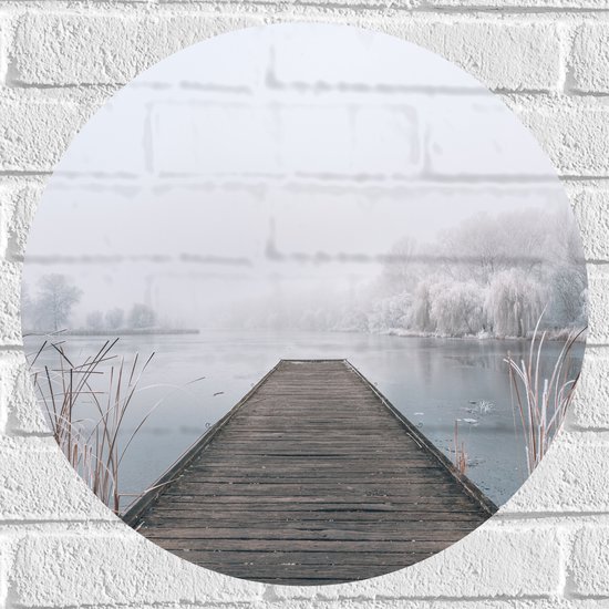 Muursticker Cirkel - Houten Vlonder in de Mist met Grassen - 50x50 cm ...