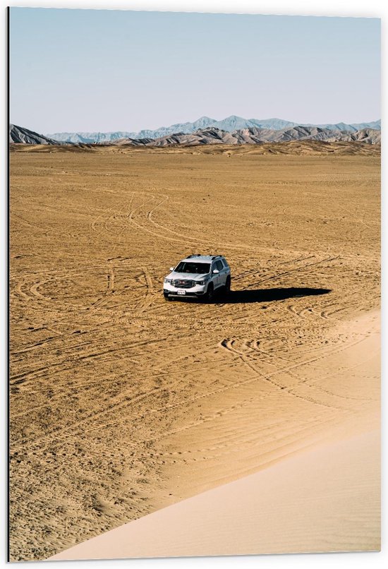 Dibond - Auto in de Vlakte in Woestijn - 60x90cm Foto op Aluminium (Met ...