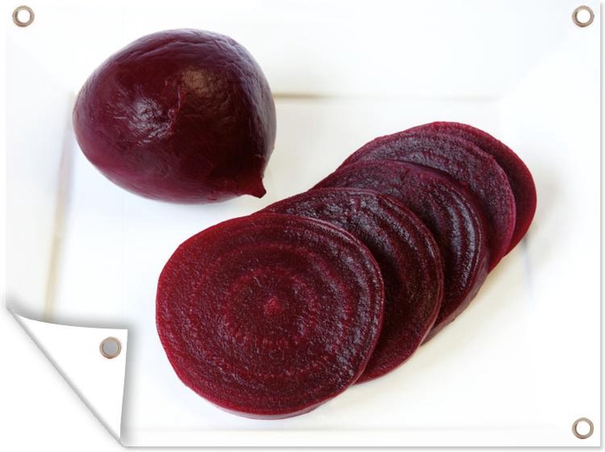 Muurdecoratie buiten Plakjes van gekookte rode bieten naast een hele ...