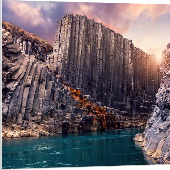 Forex - Rivier tussen Hele Hoge Rotsen - 80x80cm Foto op Forex | bol.com