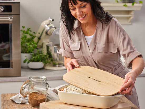 KitchenAid Ovenschaal met bamboe deksel - large - amandel wit | bol