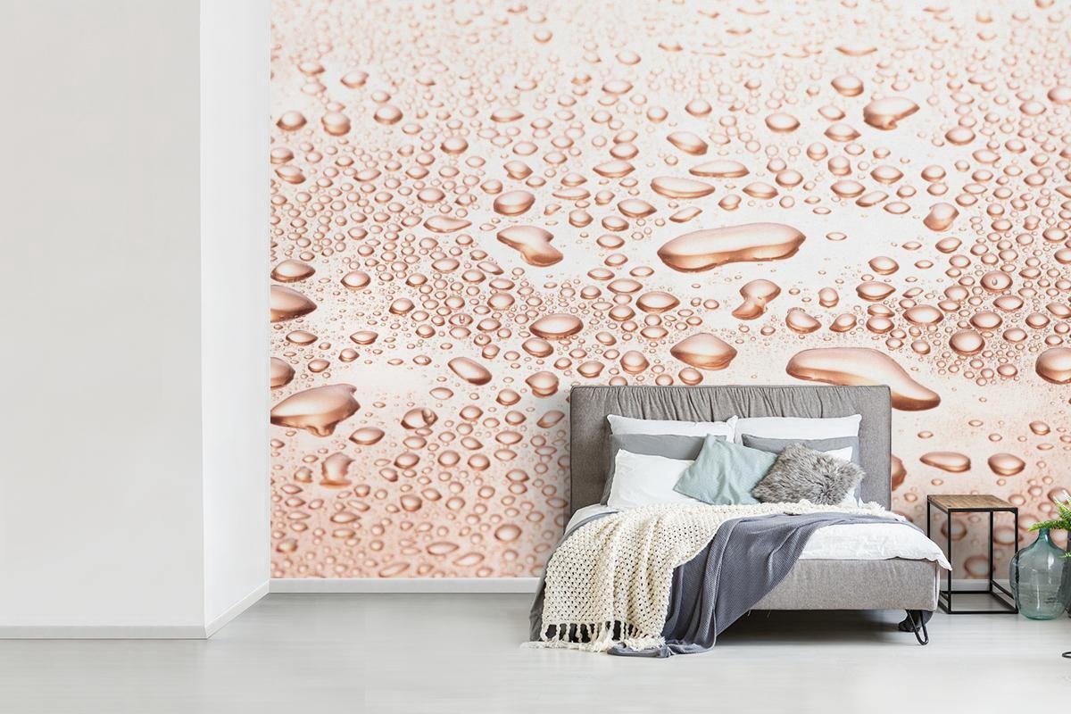 Behang - Fotobehang Waterdruppels op een koperen structuur - Breedte ...