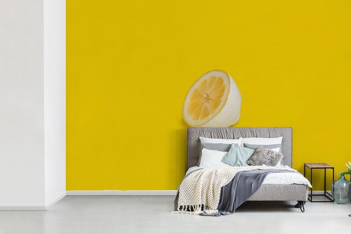 Behang - Fotobehang - Halve witte citroen op gele achtergrond - Breedte ...