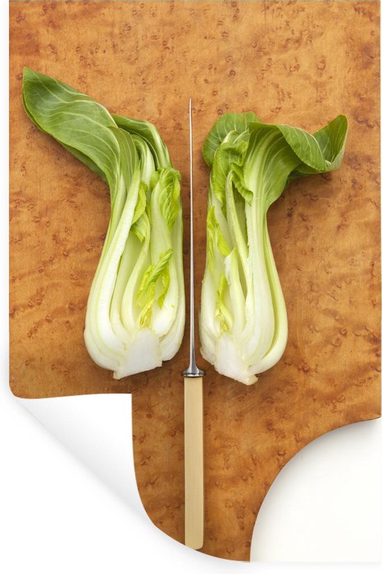 Muurstickers - Baby paksoi gehalveerd op een houten snijplank - 40x60 ...