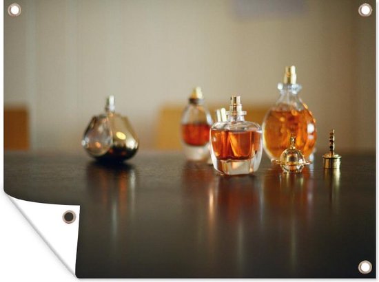 Muurdecoratie buiten De parfum staat in flesje op tafel - 160x120 cm ...