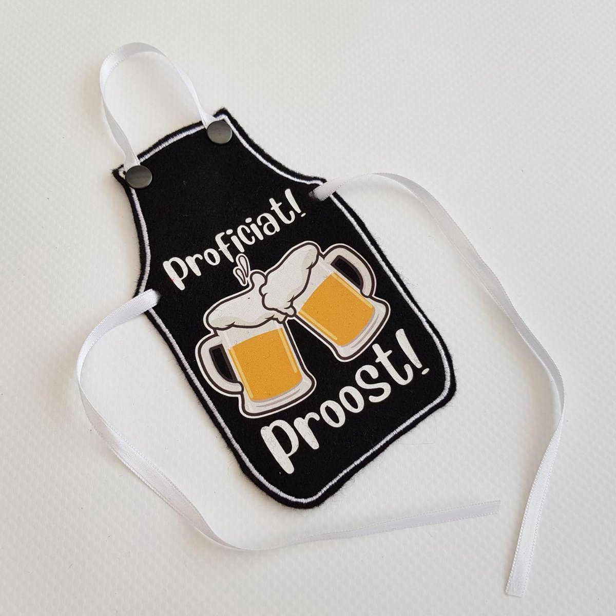 Zwart schortje voor bierfles met "Proficiat! Proost!" - biertje ...